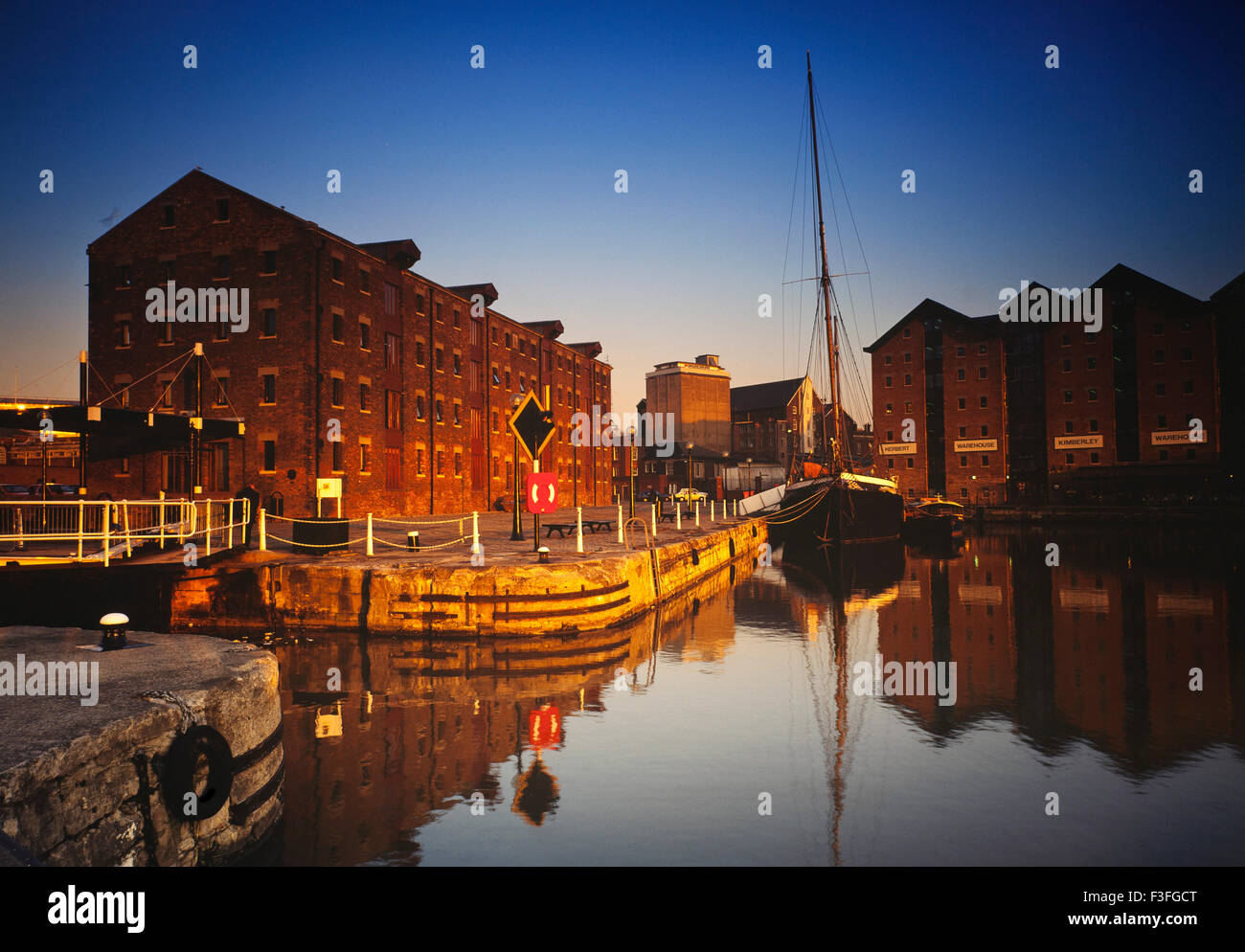 Victorian shipping docks hi-res stock photography and images - Alamy