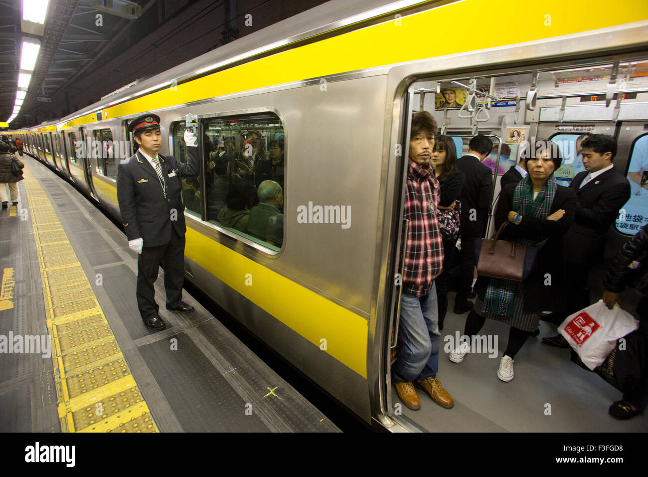 Tokyo queue subway hi-res stock photography and images - Alamy