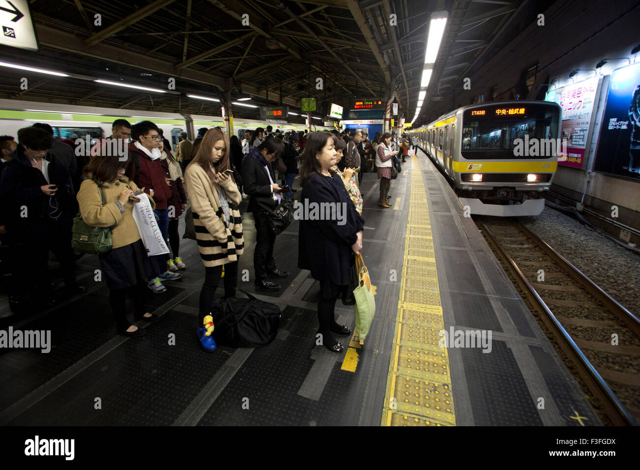 Tokyo queue subway hi-res stock photography and images - Alamy