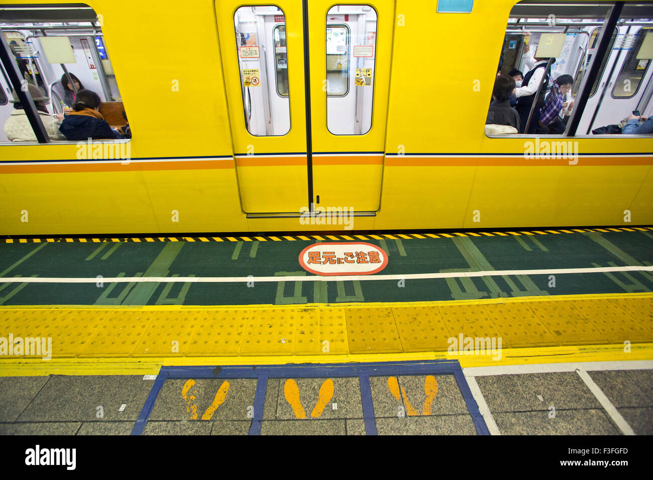 Tokyo queue subway hi-res stock photography and images - Alamy