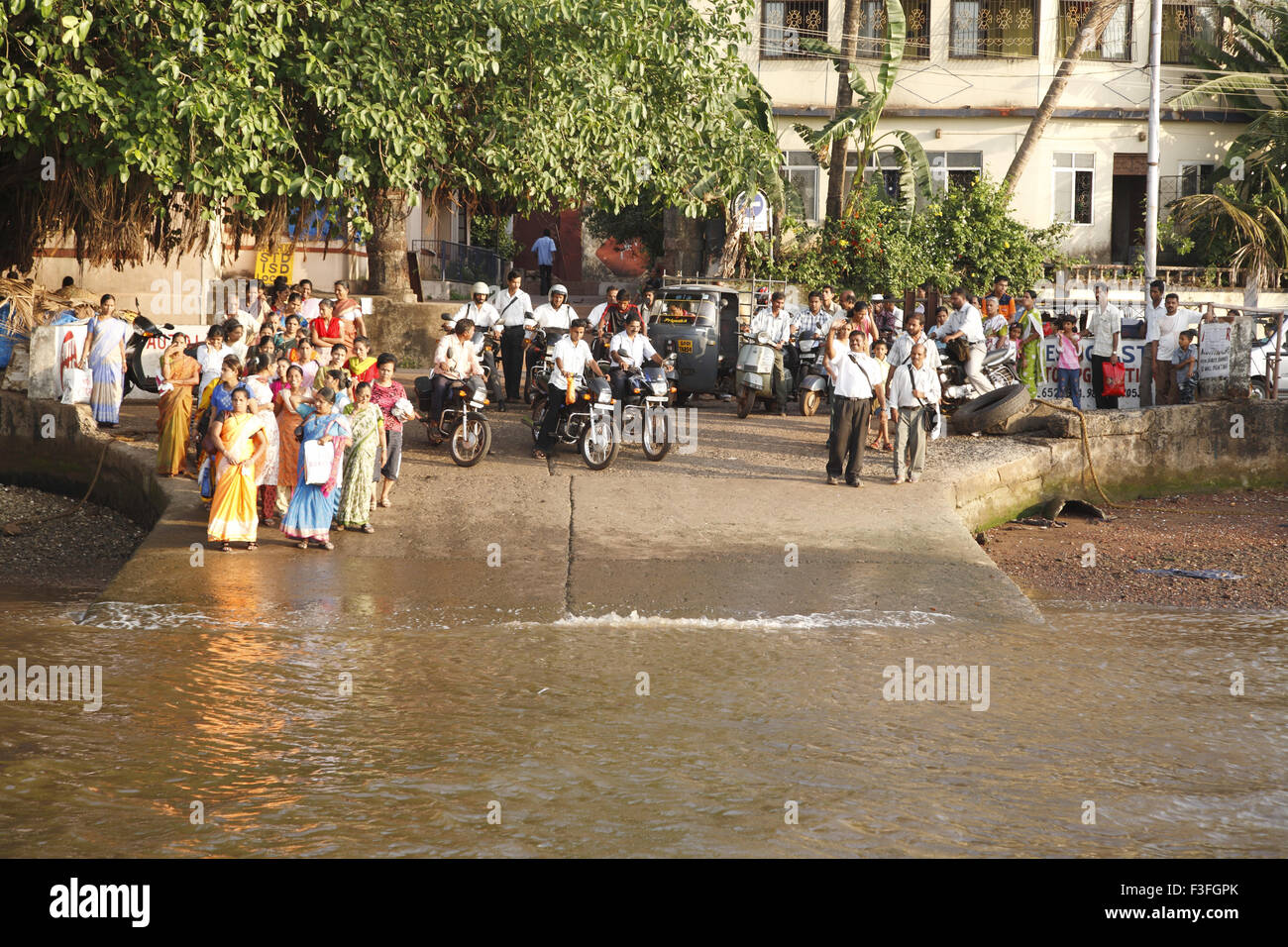 Cross island ferry hi-res stock photography and images - Alamy