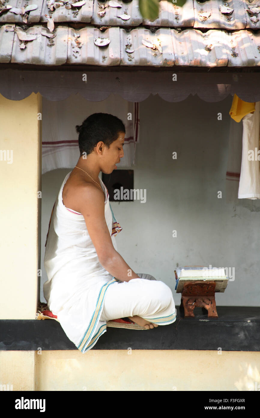 Sri Sadvidya Sanjivini Rigveda Pathshala students learning heart Vedas ...