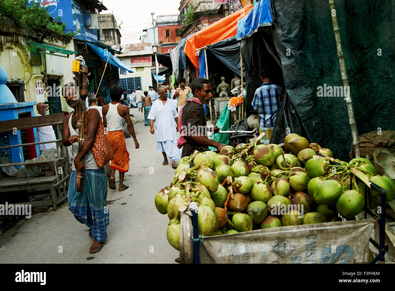 Artisan village life at Kumartul Calcutta life at Calcutta ; West ...