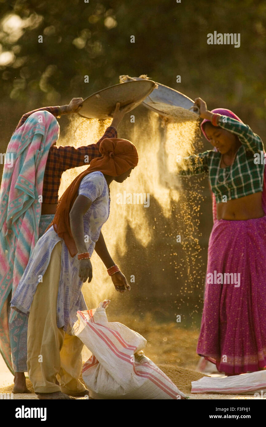 People winnowing women hi-res stock photography and images - Alamy