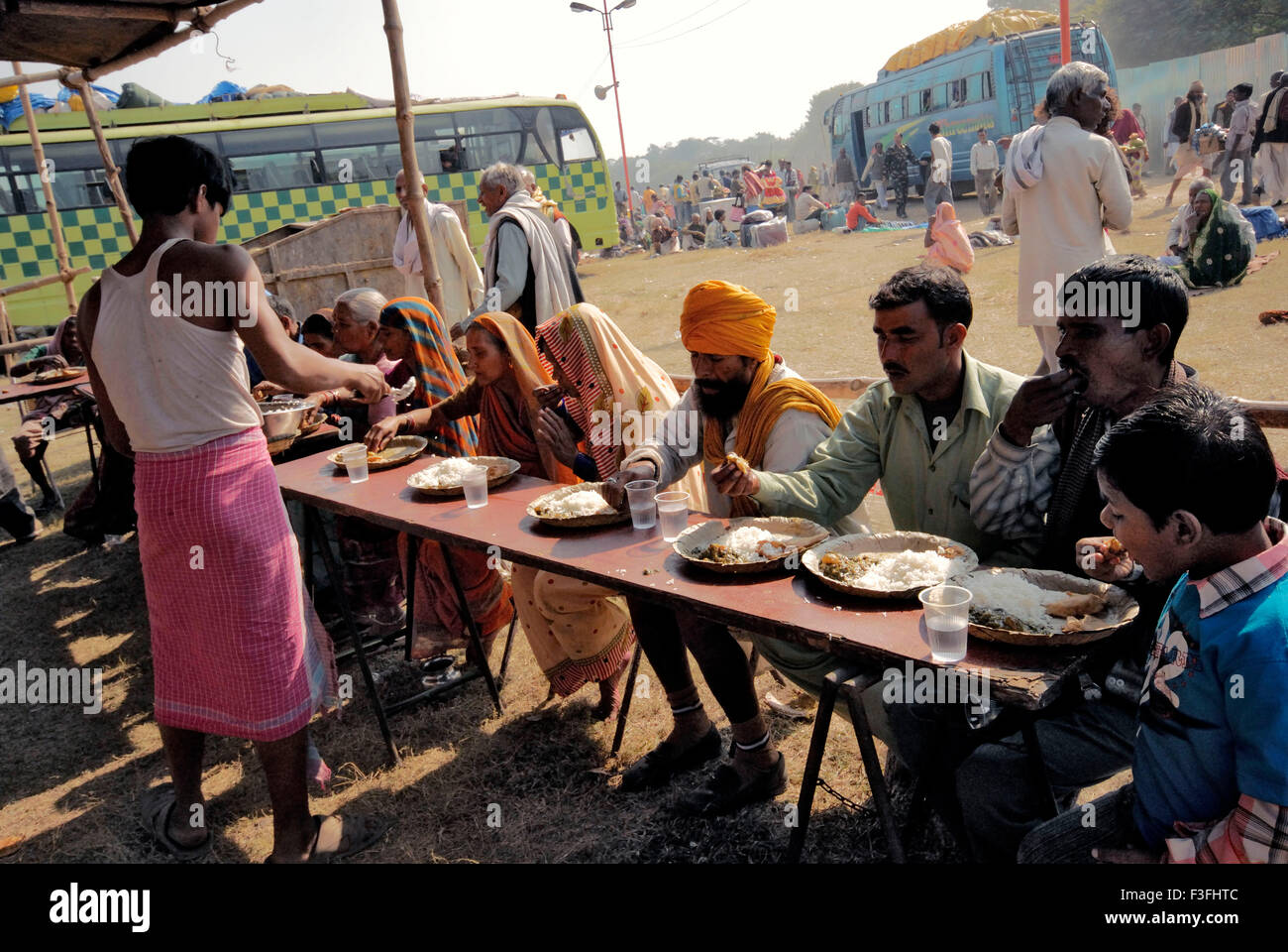 Hindu pilgrims eating lunch hi-res stock photography and images - Alamy