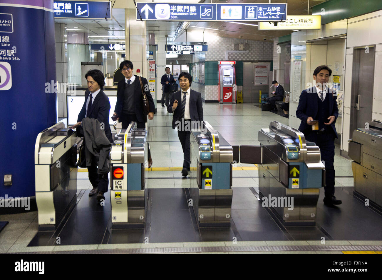 Tokyo queue subway hi-res stock photography and images - Alamy