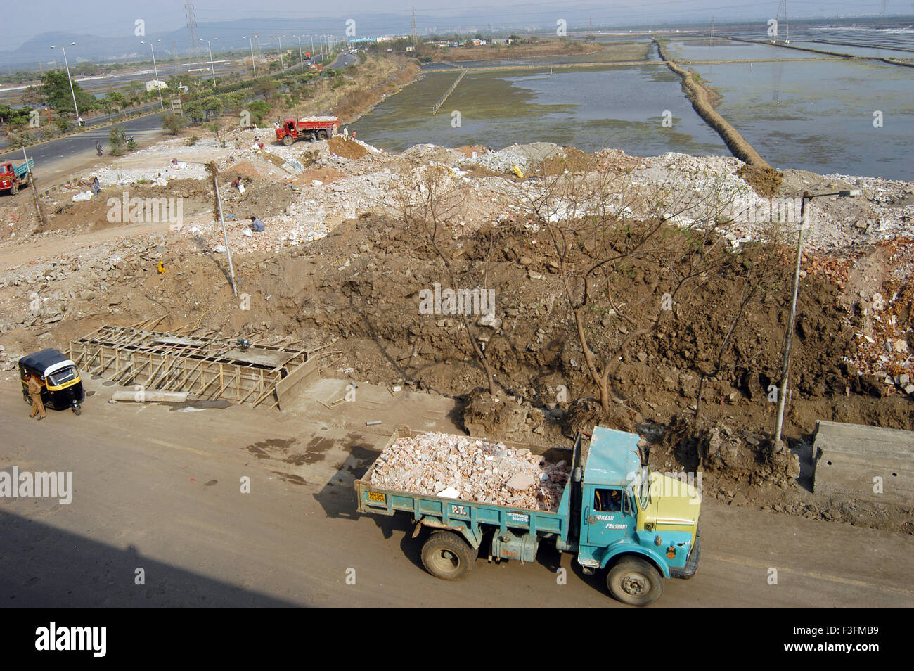 Dump trucks road salt hi-res stock photography and images - Alamy