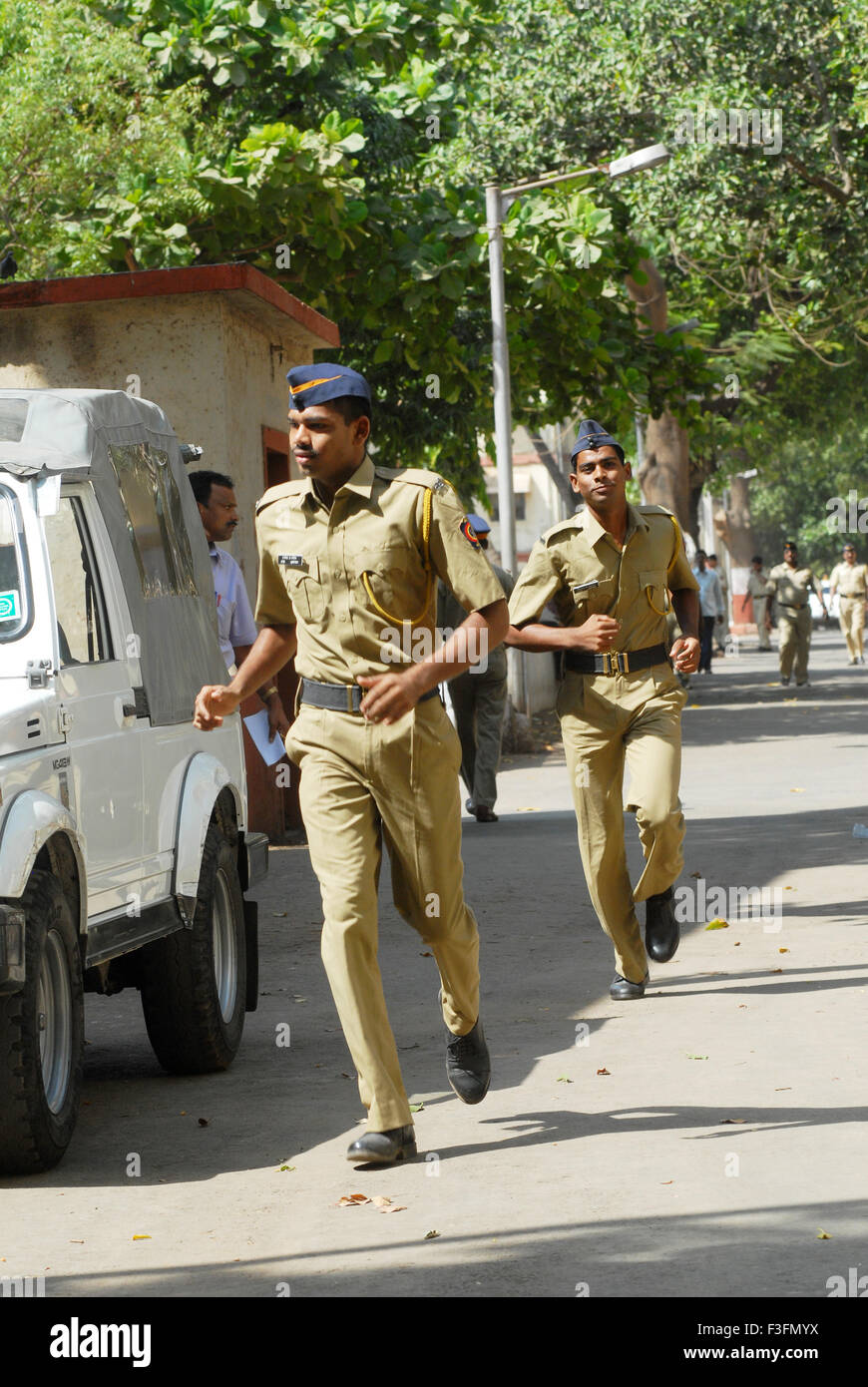 Mumbai police constables running attend hi-res stock photography and ...