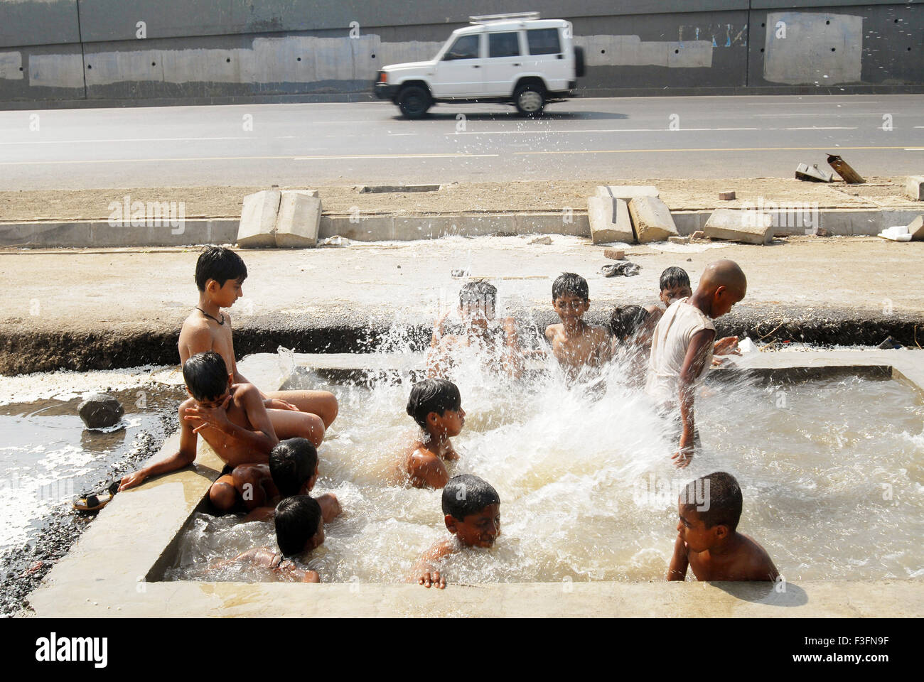 India bath in road hi-res stock photography and images - Alamy