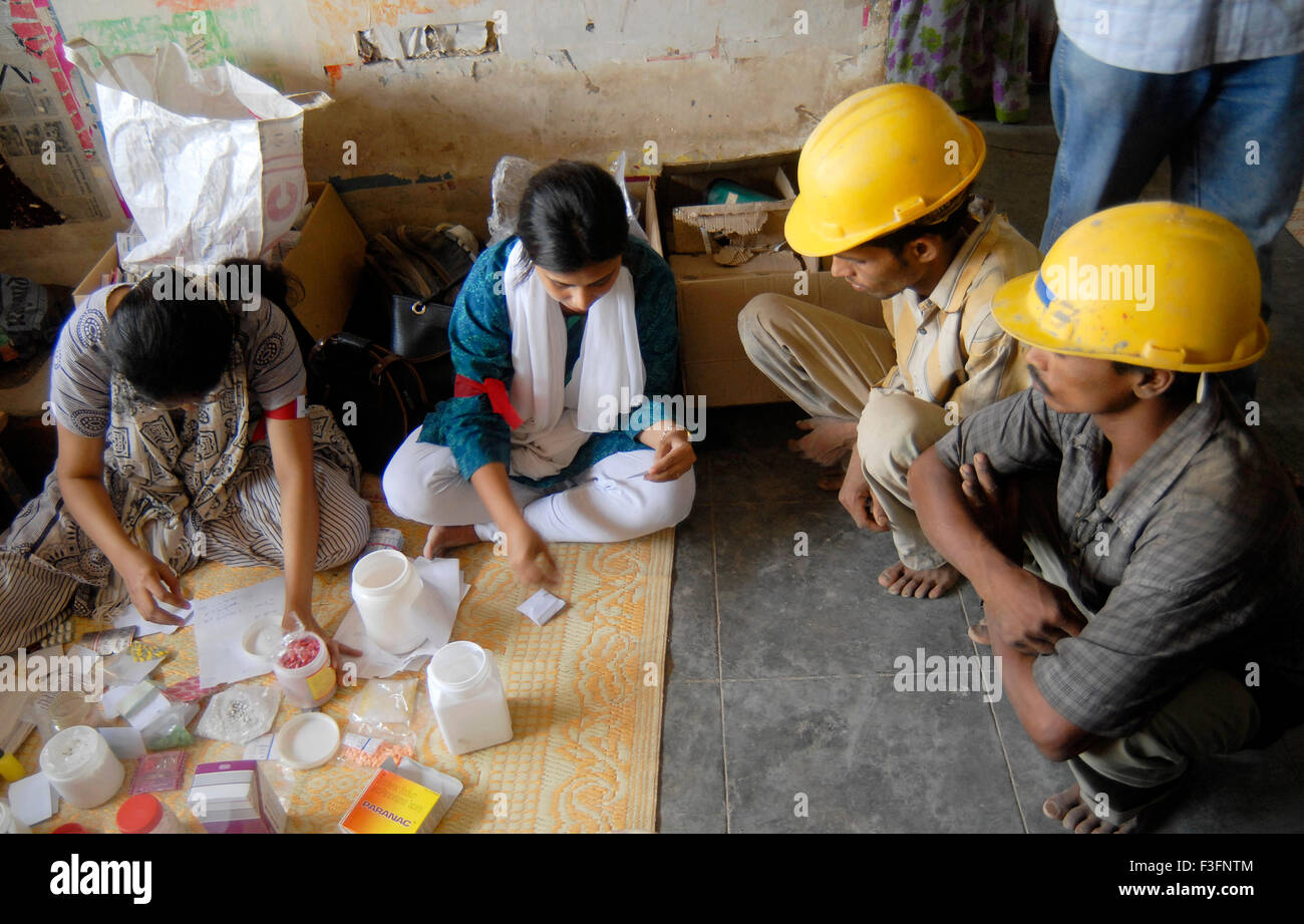 Medical camp hi-res stock photography and images - Alamy
