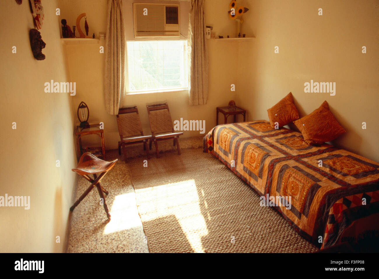 Divan bed hi-res stock photography and images - Alamy