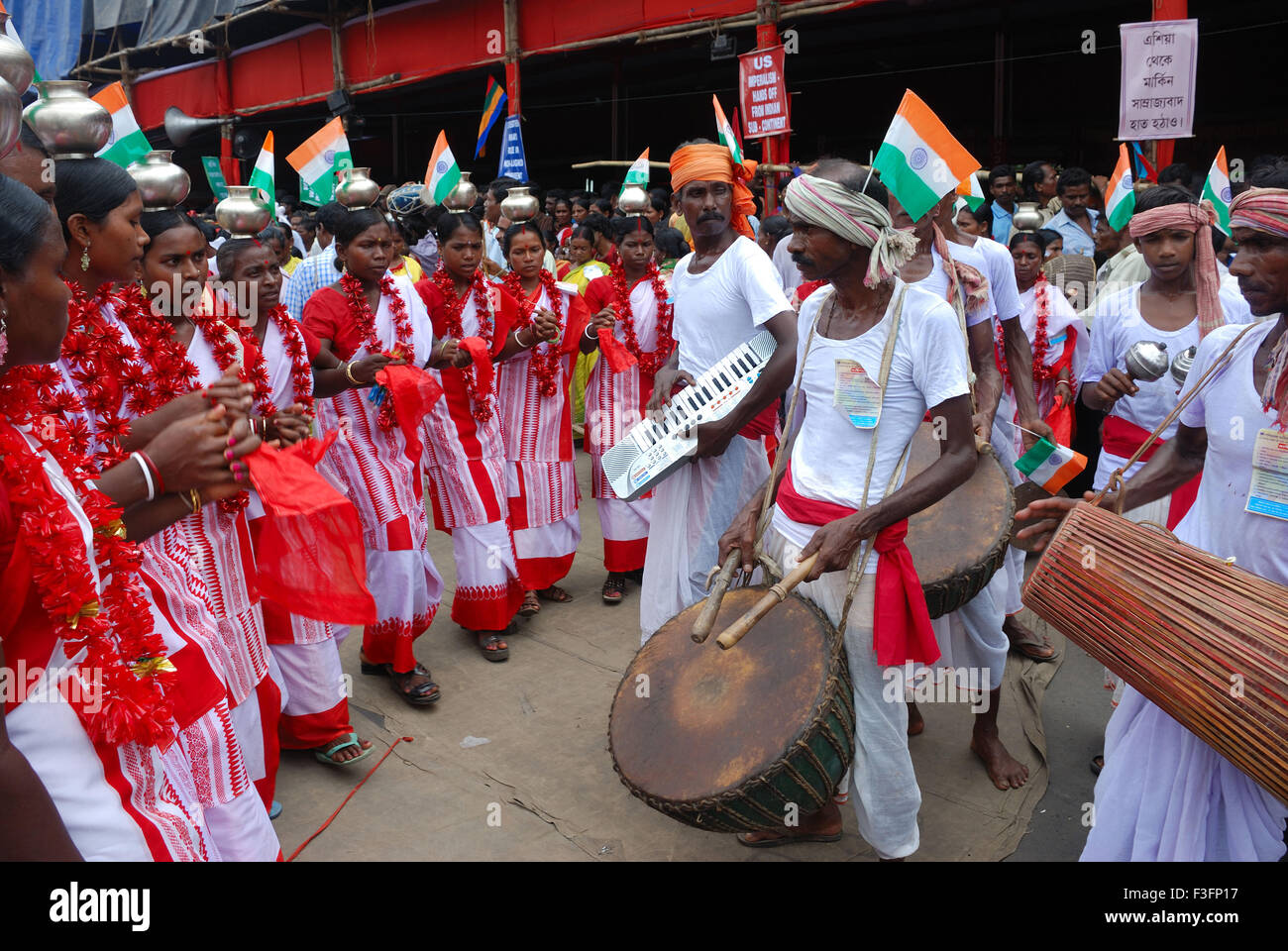 Artists performing bengal folk dance hi-res stock photography and ...
