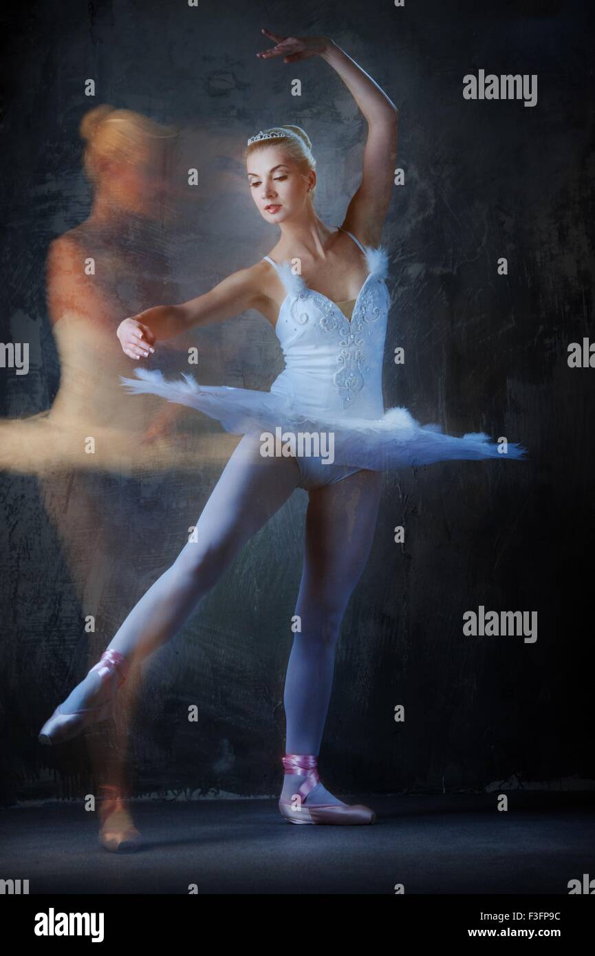 Elegance in motion hi-res stock photography and images - Alamy