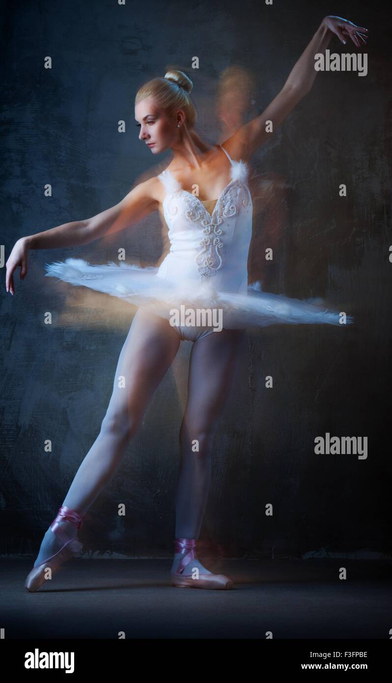 Elegance in motion hi-res stock photography and images - Alamy