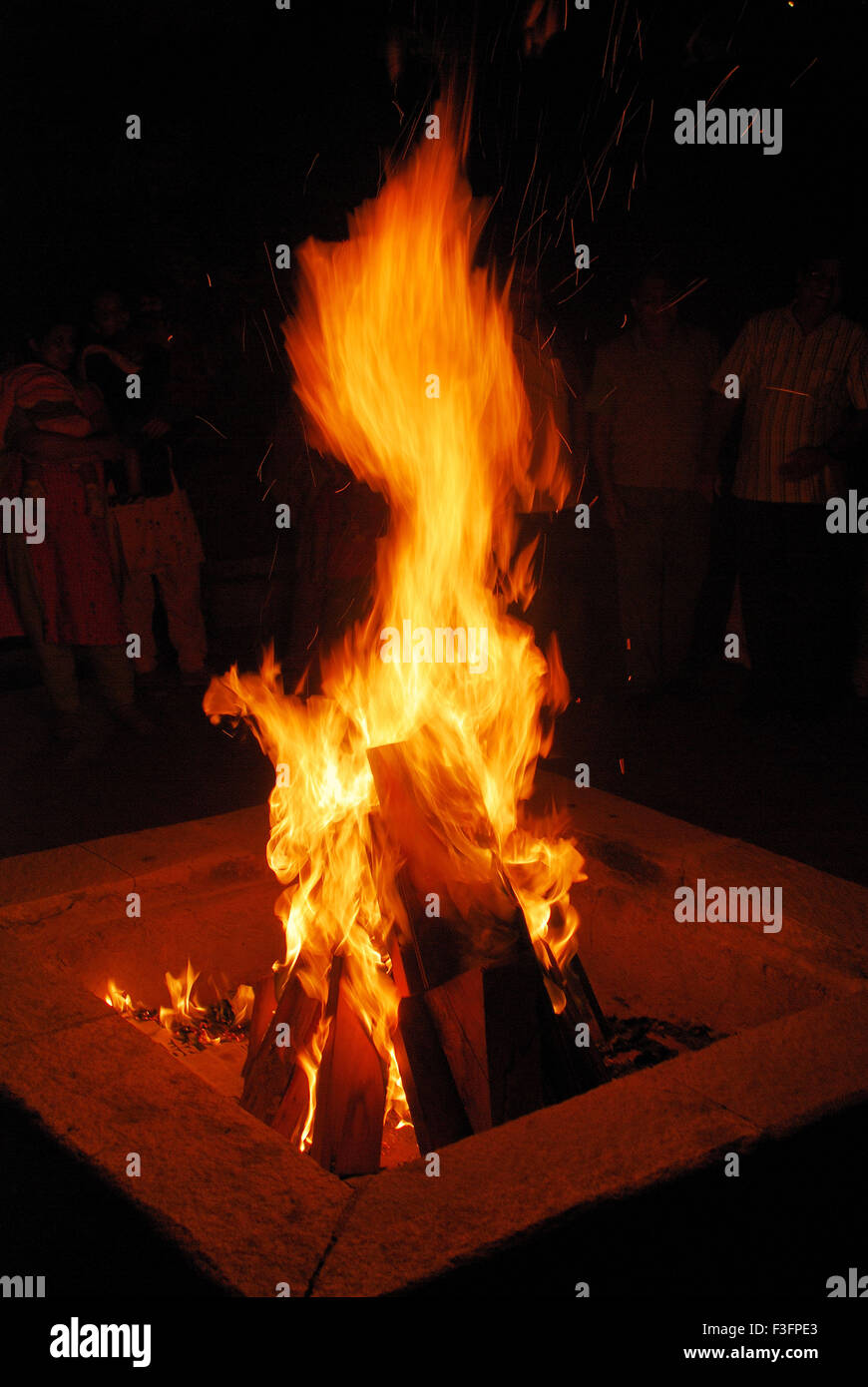 Outdoor fire hi-res stock photography and images - Alamy