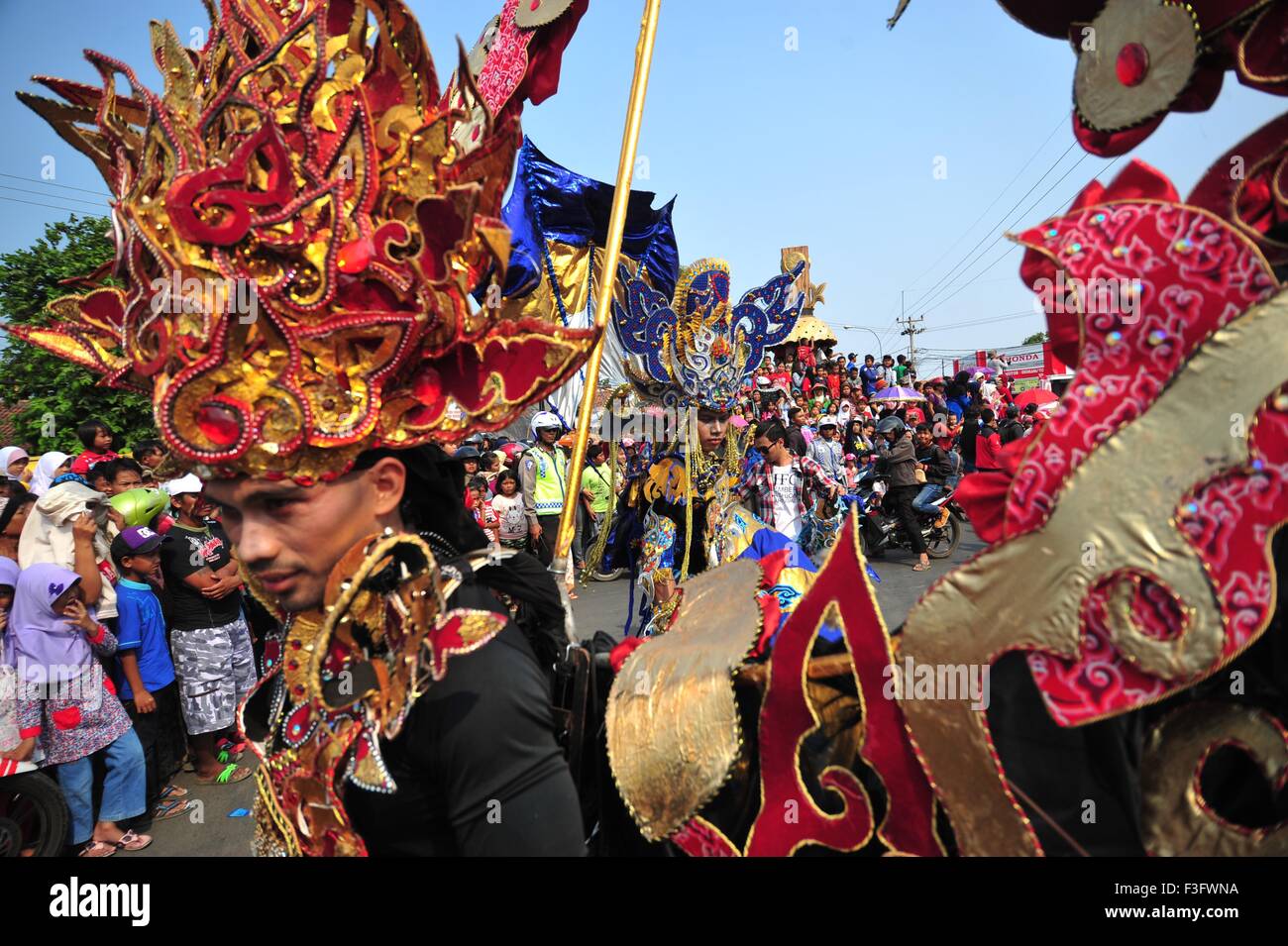West Java, Indonesia. 7th Oct, 2015. Participants in traditional ...