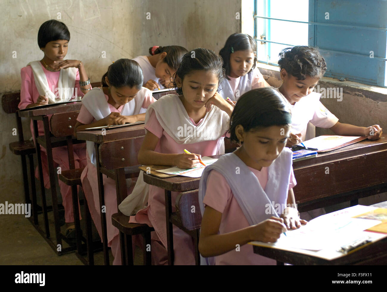 Children painting school classroom hi-res stock photography and images ...