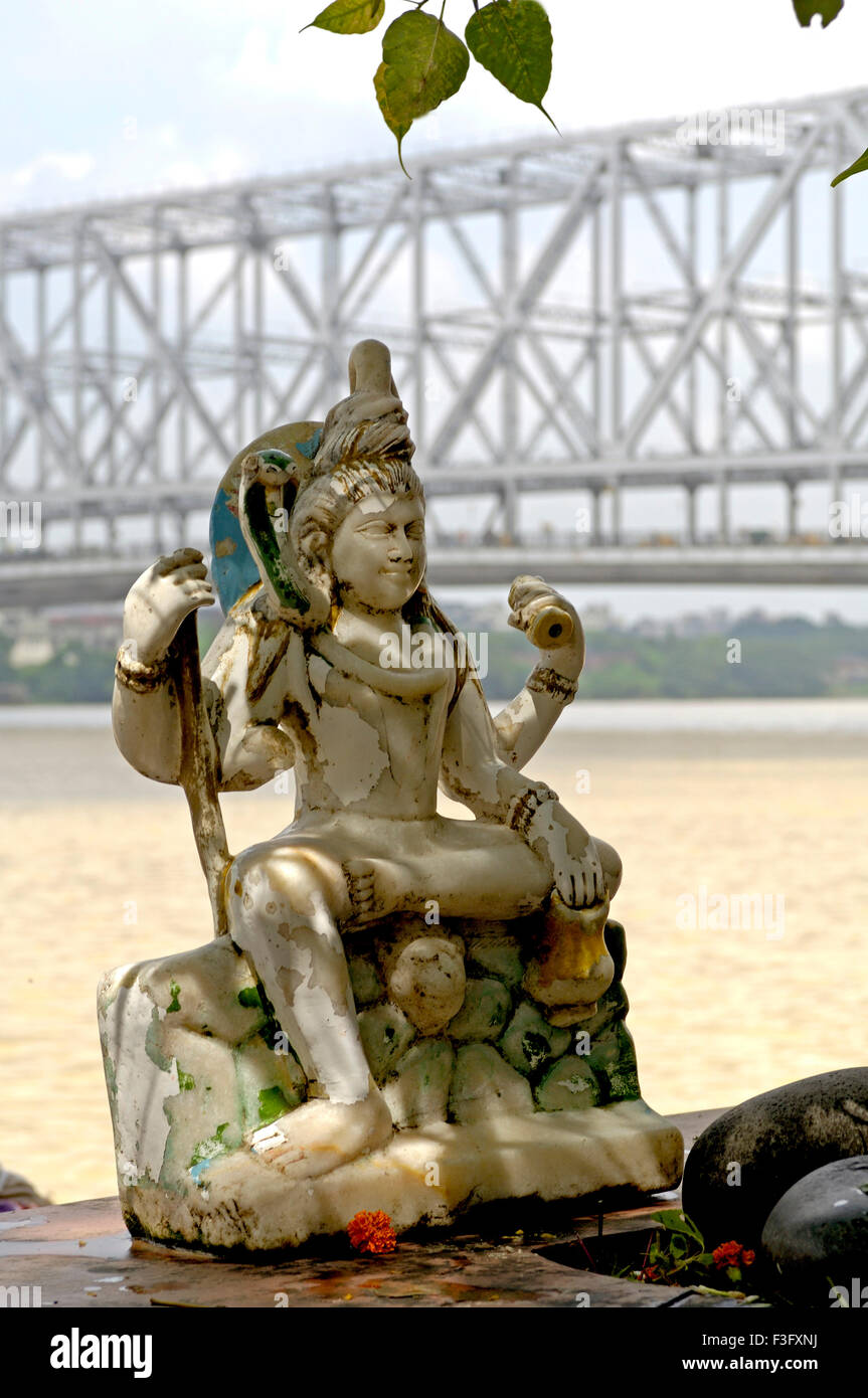 Statue of god Shiva at Howrah Bridge (Rabindra Setu) in background ...