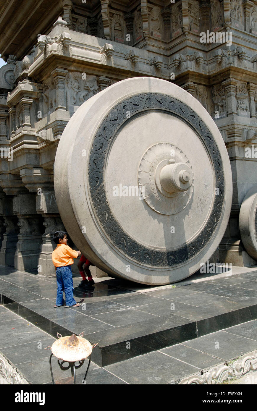 101 feet tall 2700 tone granite stone temple chariot in Valluvarkottam ...