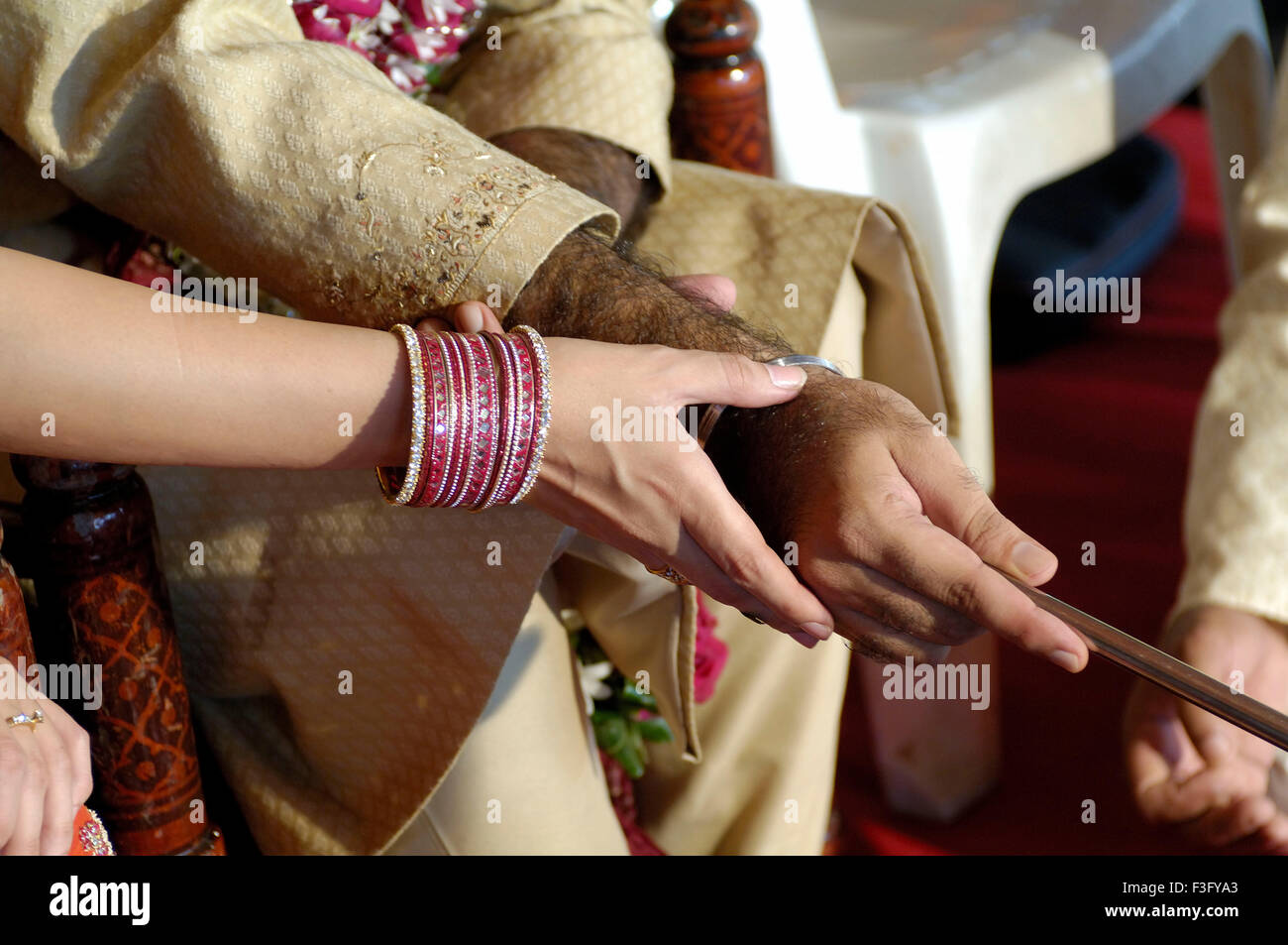 Bride and bridegroom performing vidhi in marriage ceremony Stock Photo ...