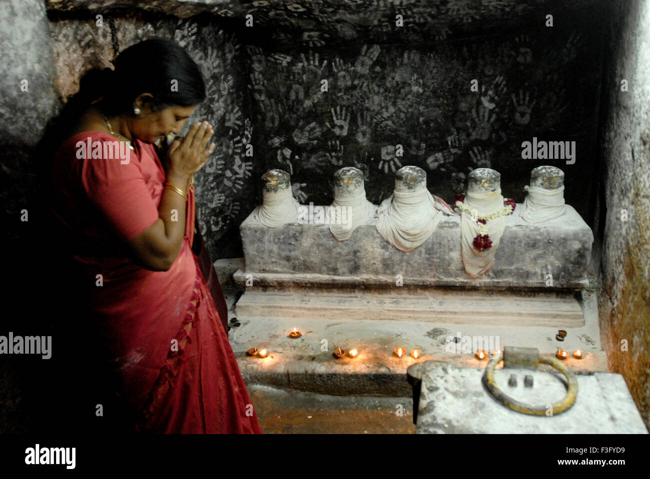 Woman praying Pancha Lingam in Subrahmanya Swami temple ; Thiruchendur ...