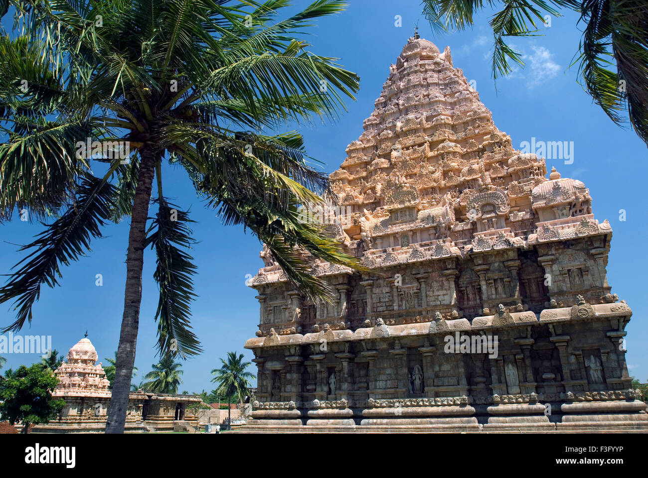 Gangaikonda Cholapuram ; capital of the Cholas ; temple of Shiva ...