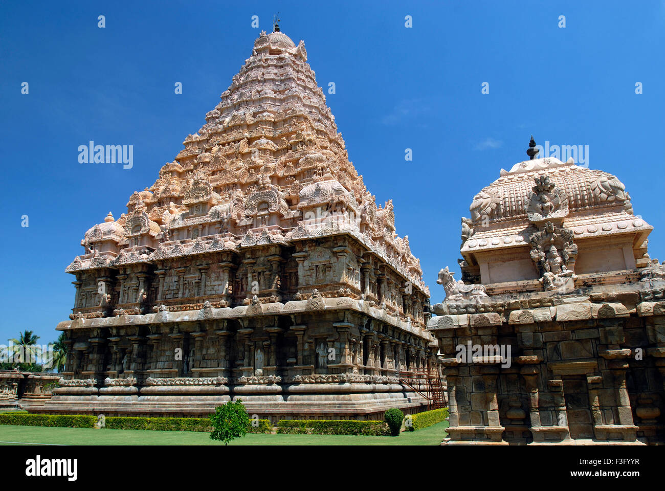 Gangaikonda Cholapuram ; capital of the Cholas ; temple of Shiva ...