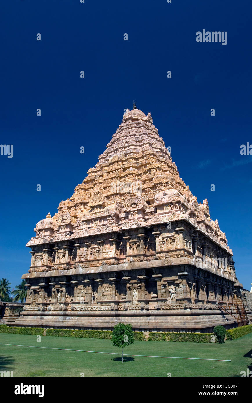 Gangaikonda Cholapuram ; capital of the Cholas ; temple of Shiva ...