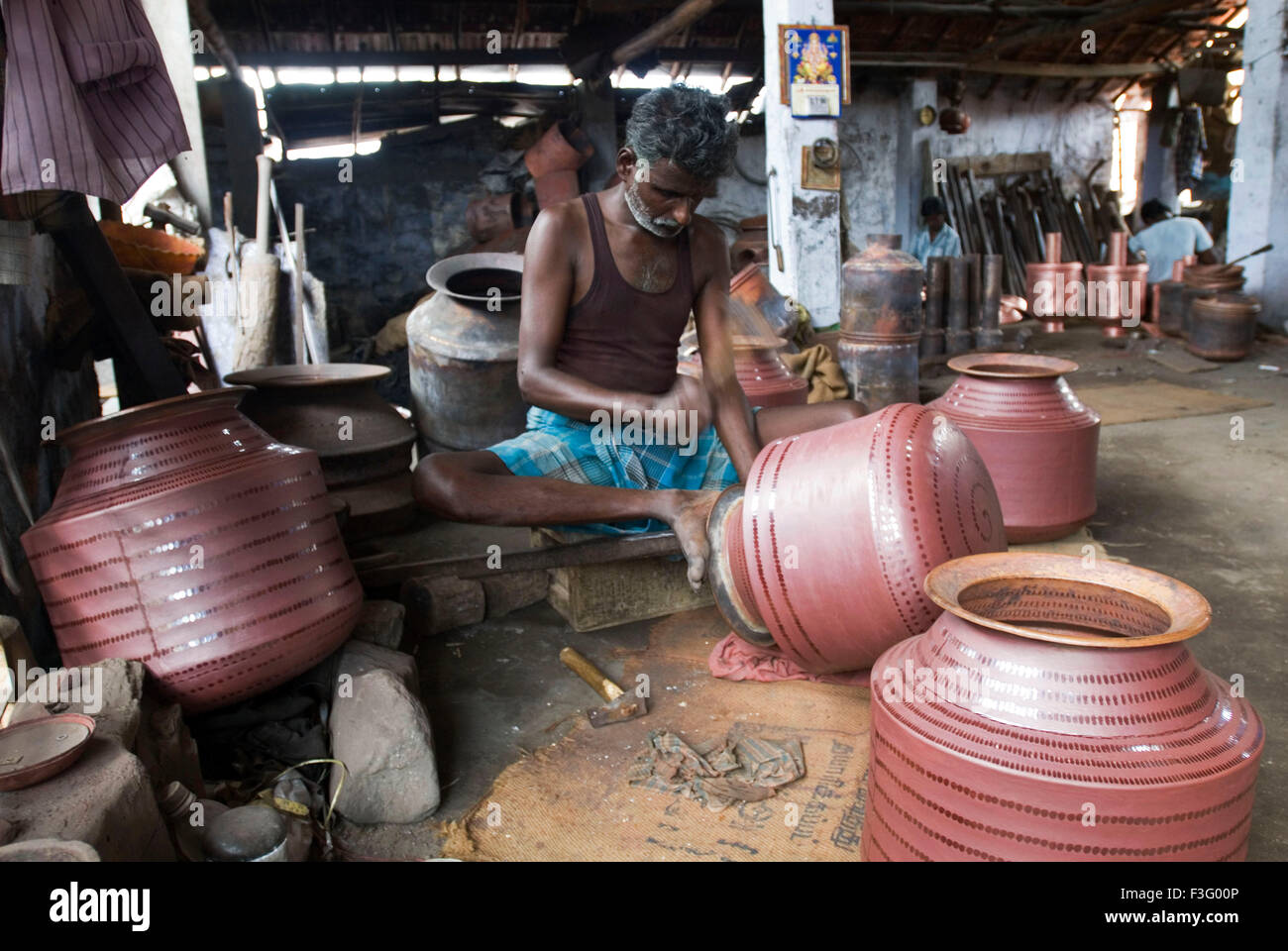 People making metal pots ; Tirupur ; Tamil Nadu ; India Stock Photo - Alamy