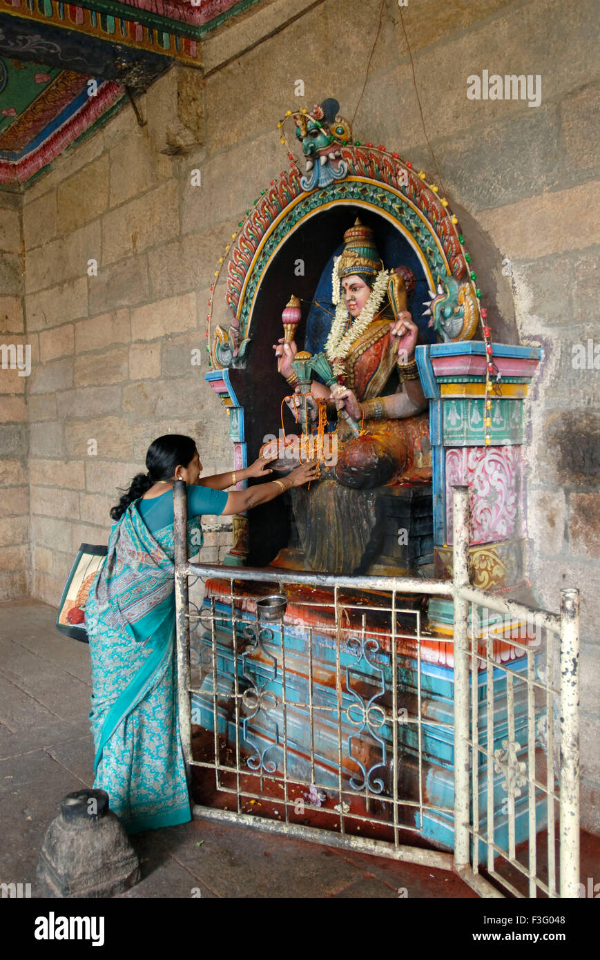 Woman worshiping Goddess Parvati in Sri Meenakshi Amman temple ...