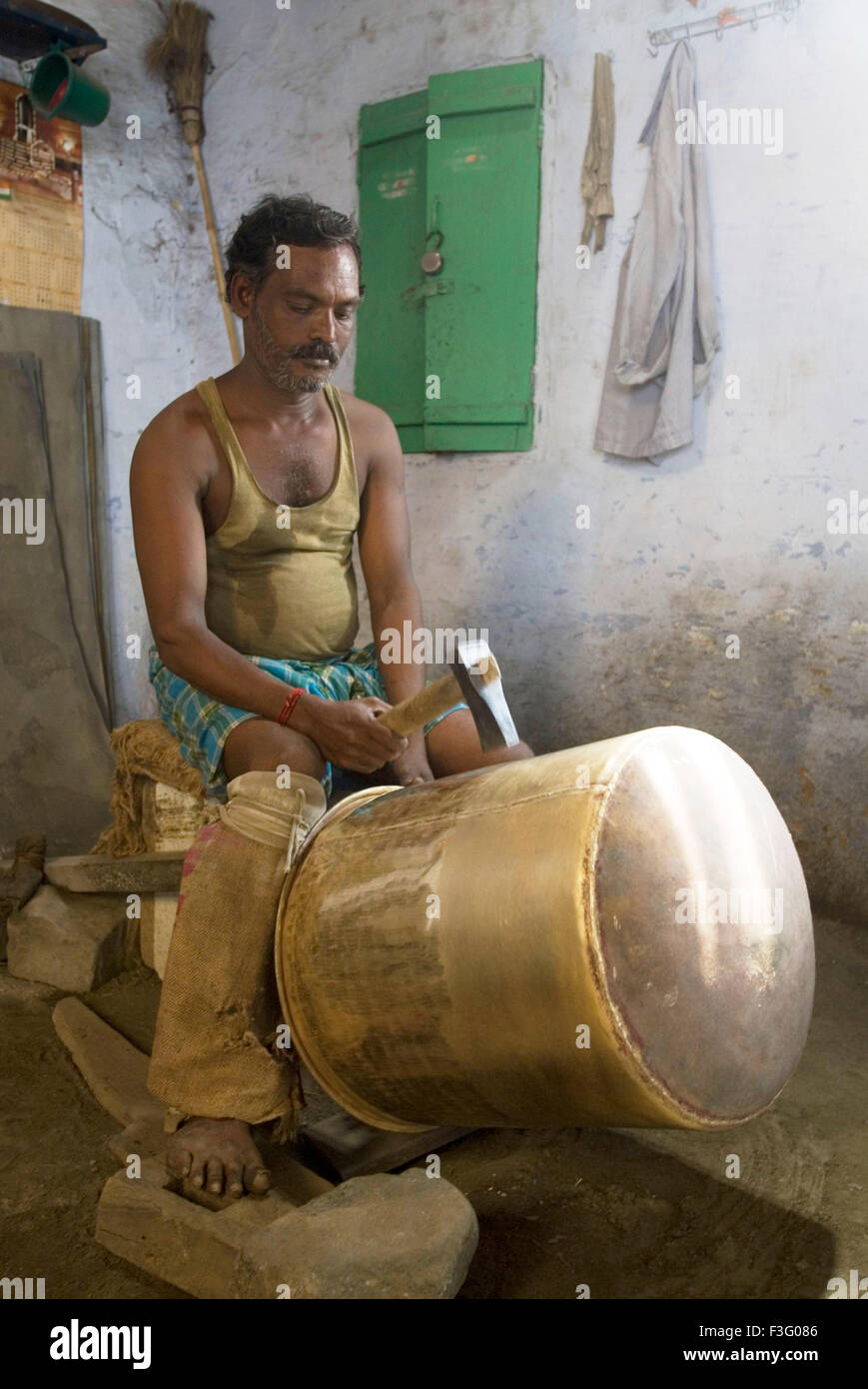 Men making metal pots ; Tirupur ; Tamil Nadu ; India Stock Photo - Alamy