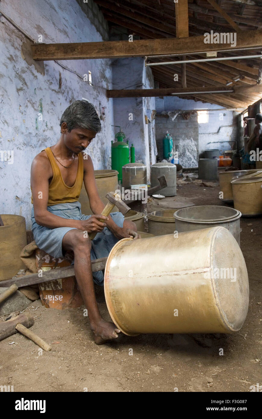 Men making metal pots ; Tirupur ; Tamil Nadu ; India Stock Photo - Alamy