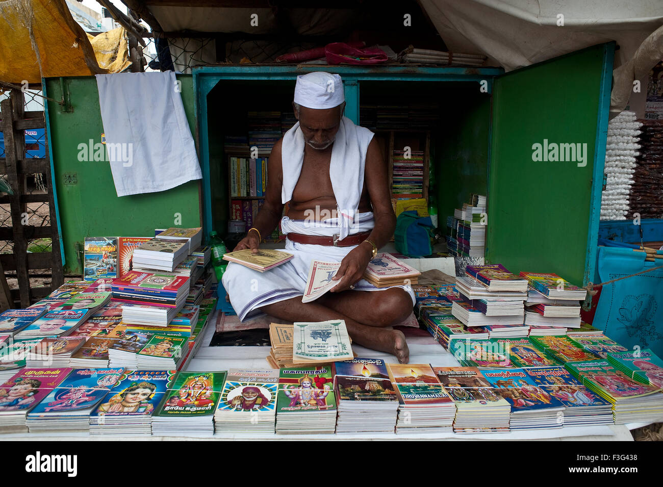 Indian book shop hi-res stock photography and images - Alamy