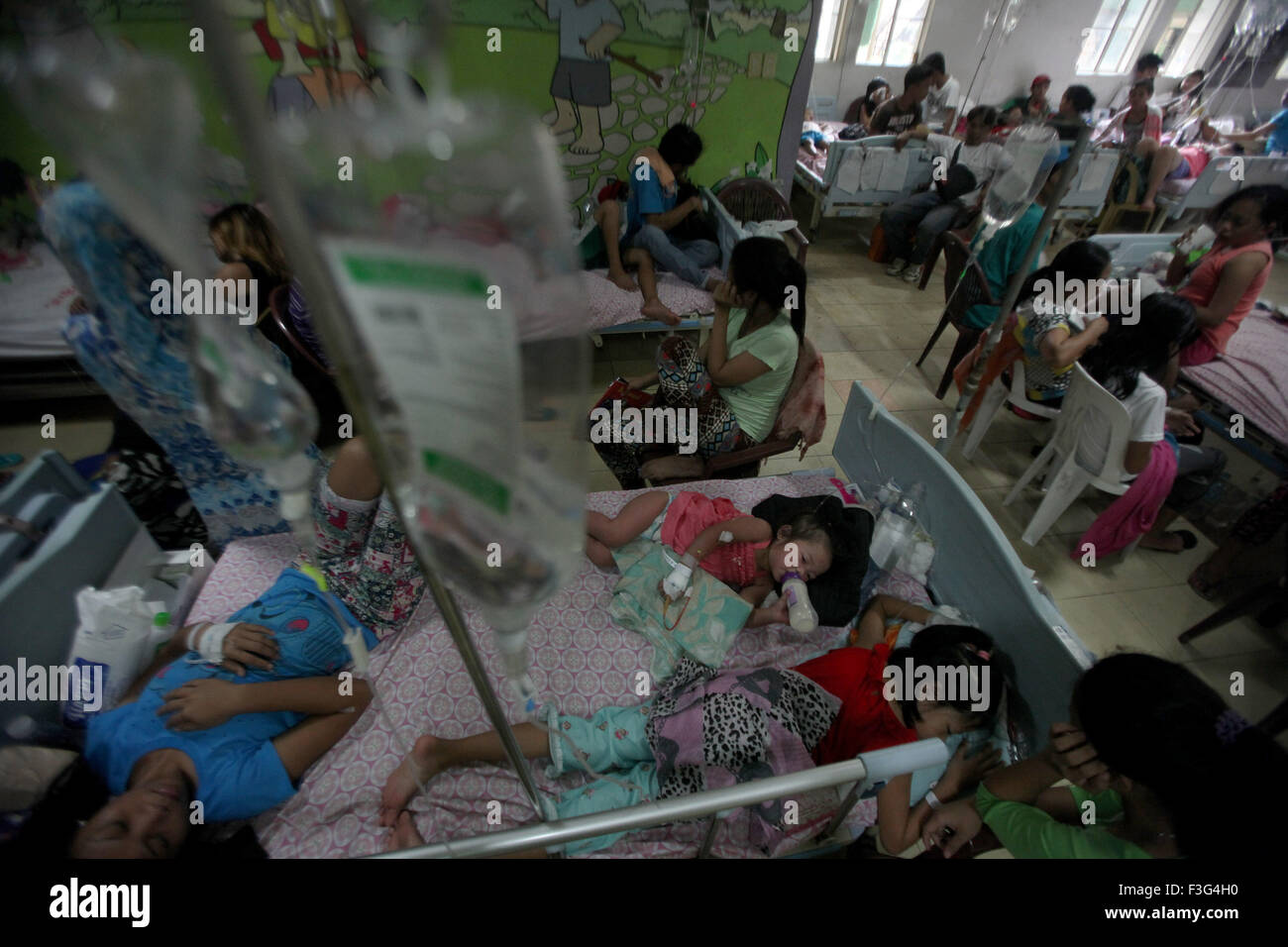(151007) -- QUEZON CITY, Oct. 7, 2015 (Xinhua) -- Children stricken with dengue disease crowd a ...