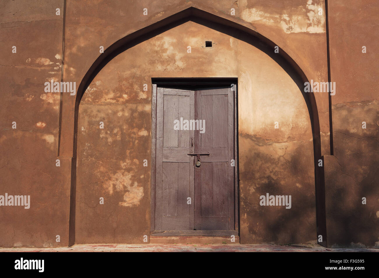 Closed wooden door agra fort hi-res stock photography and images - Alamy