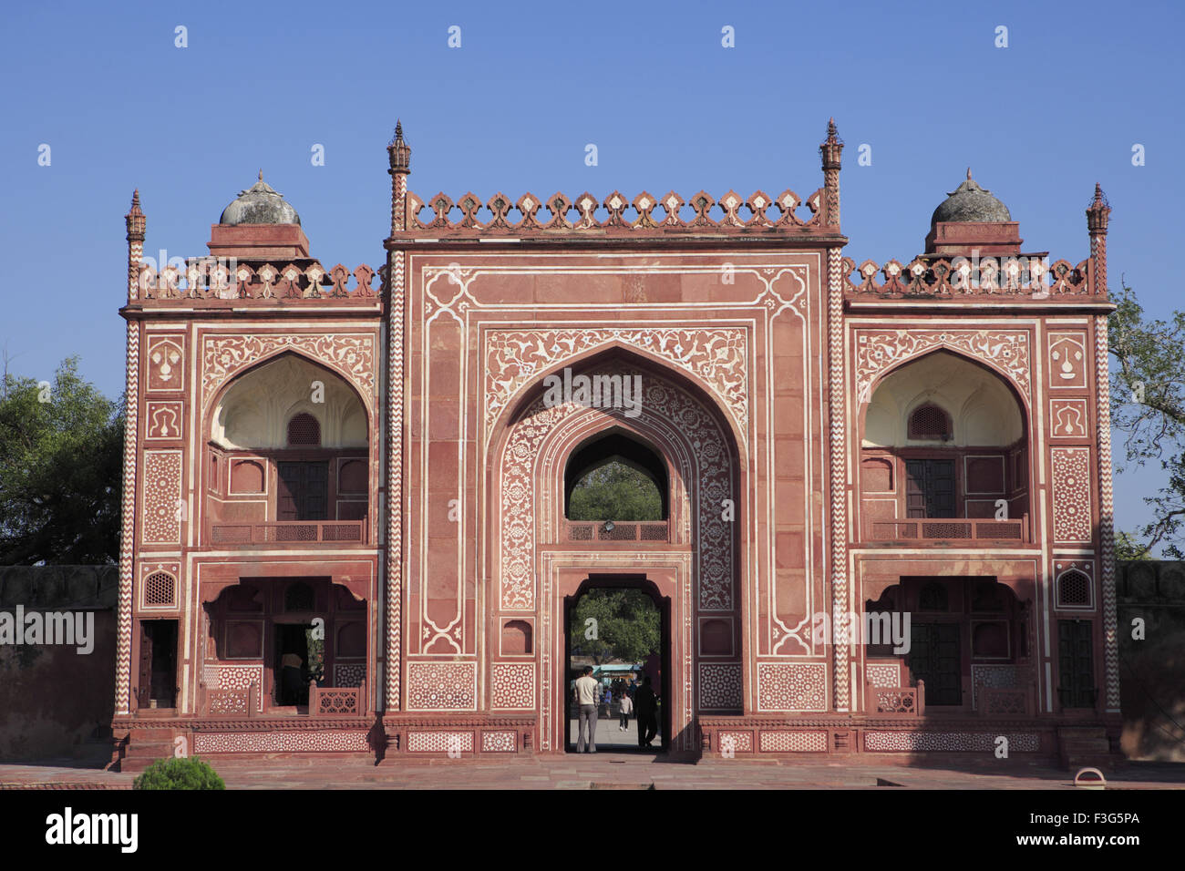 White entrance gate hi-res stock photography and images - Alamy