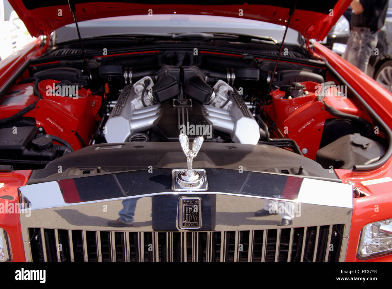 Rolls royce car red color front close up hi-res stock photography and ...