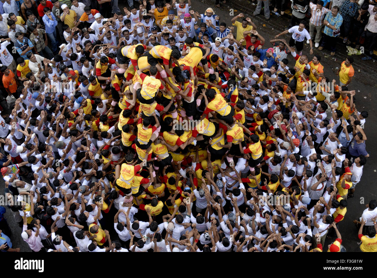 Human pyramid in mumbai hi-res stock photography and images - Alamy
