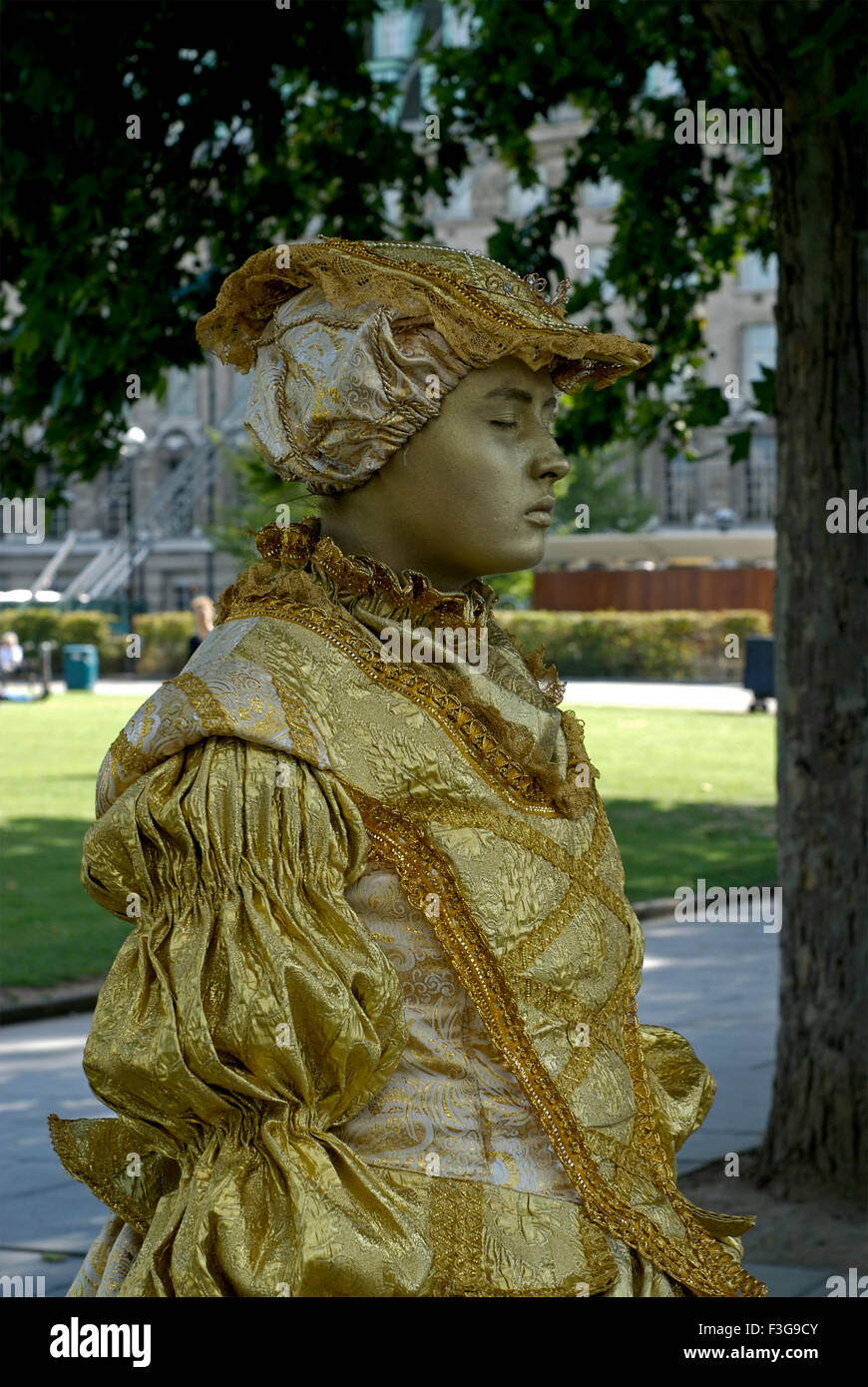 Street Performer Living Statue High Resolution Stock Photography and ...