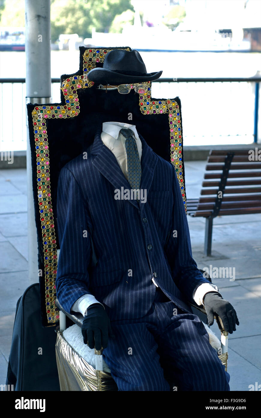 Living statue ; street performer ; mannequin ; Mimic ; London ; England ...