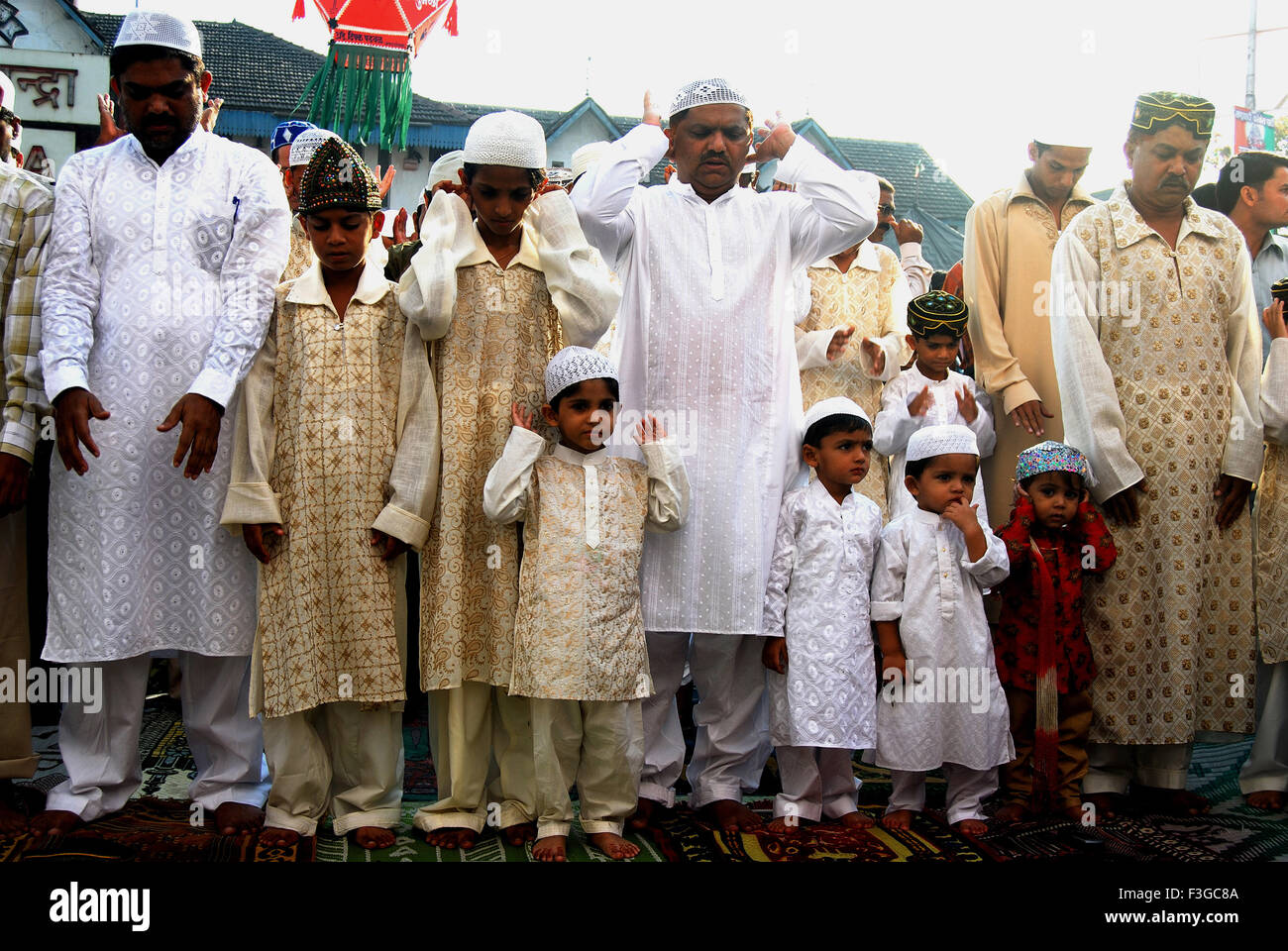 People children offering namaz id ul fitr hi-res stock photography and ...