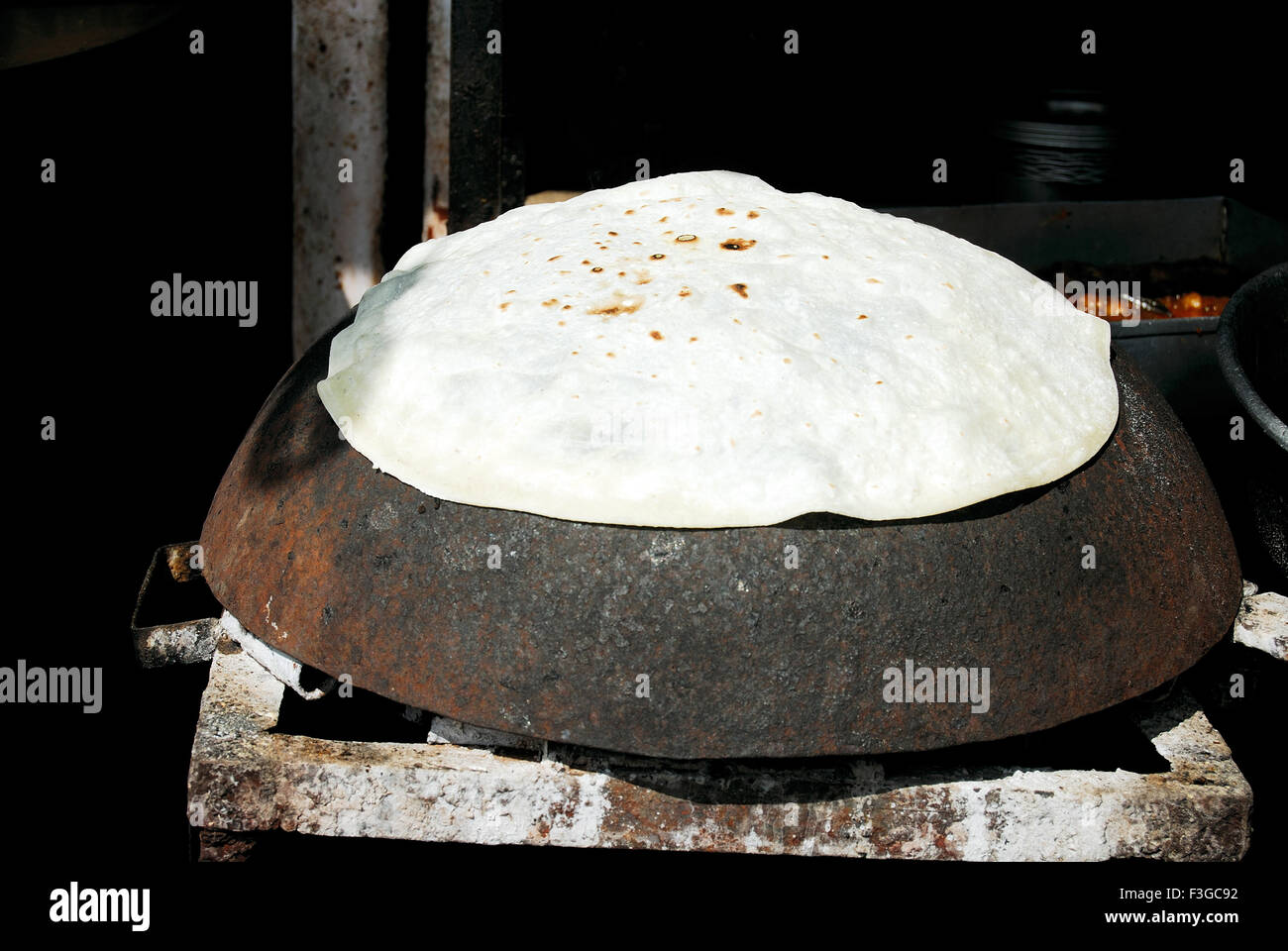 Round ulta tawa making roti hi-res stock photography and images - Alamy