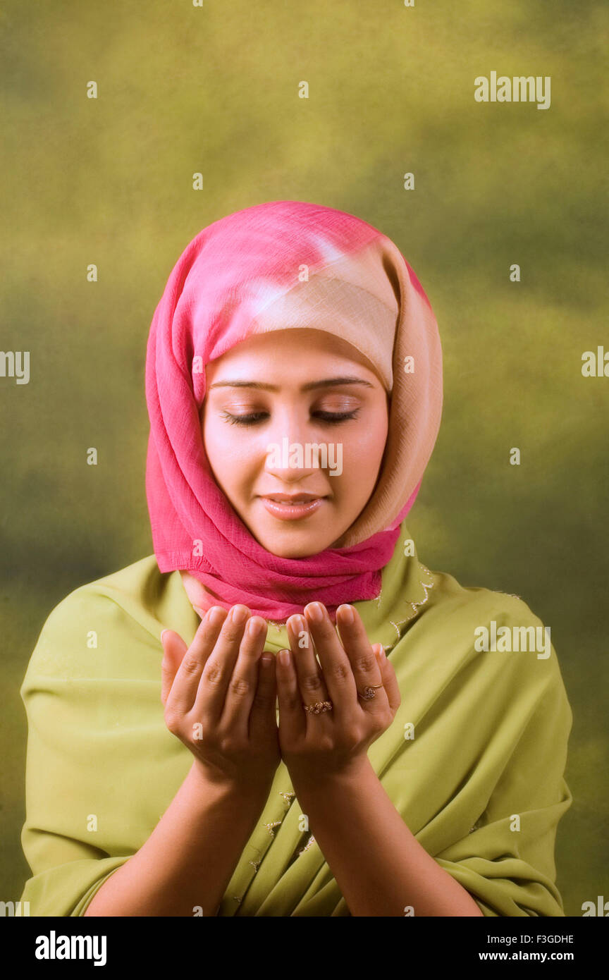 Hijab wearing women hi-res stock photography and images - Alamy