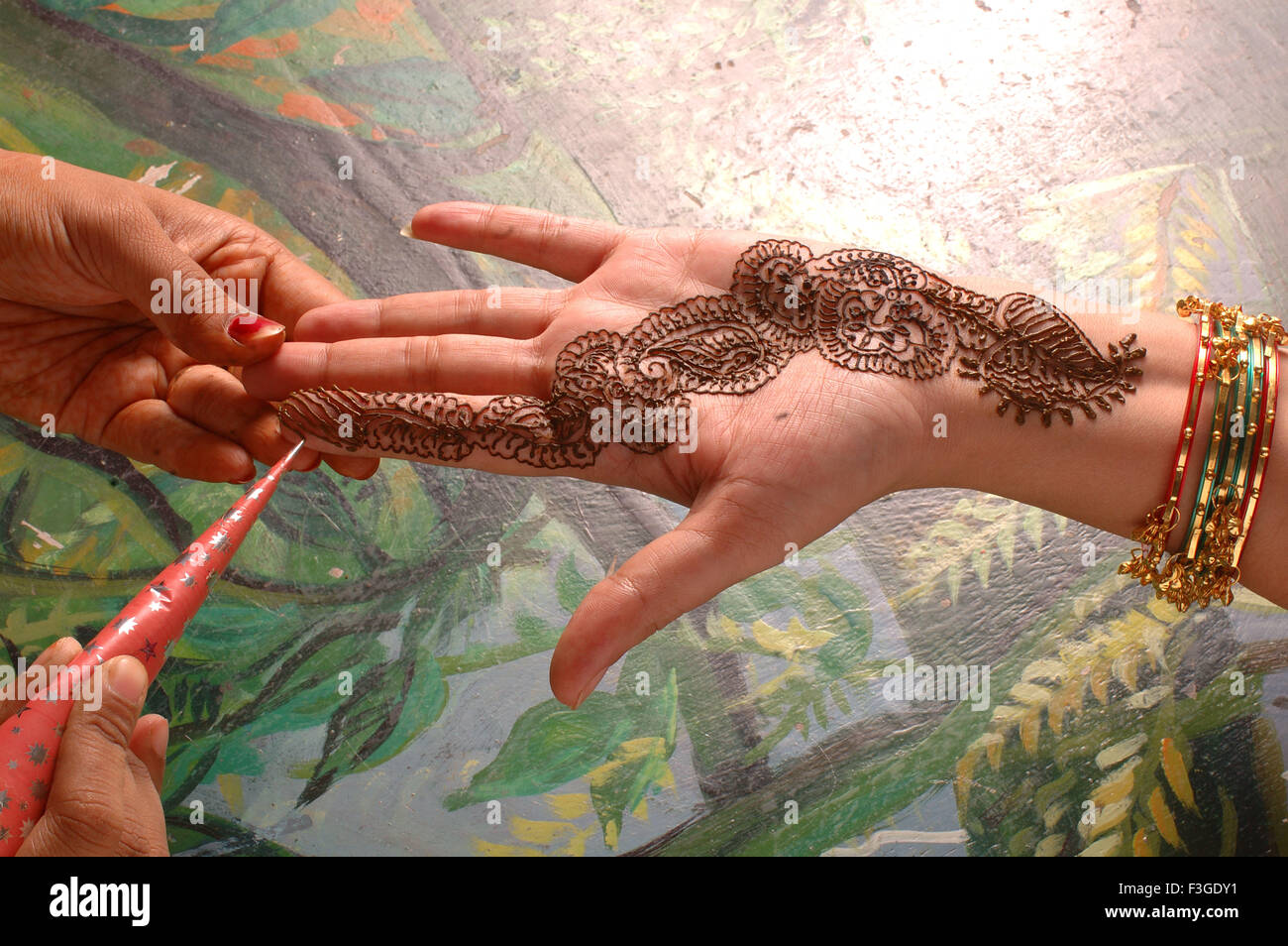 Applying mehandi to hand hi-res stock photography and images - Alamy