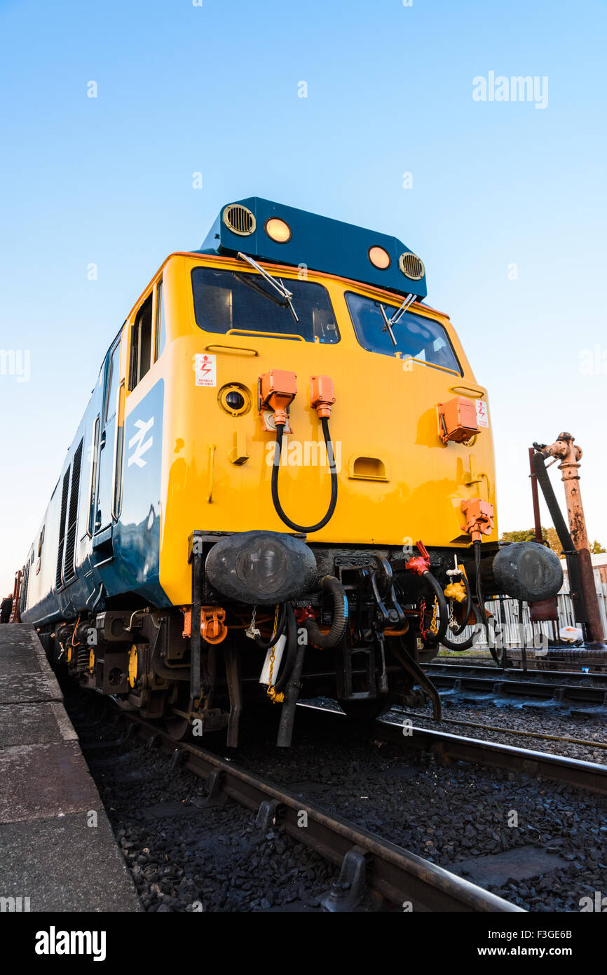 Class 50 loco 50035 Ark Royal waits to leave Kidderminster railway ...