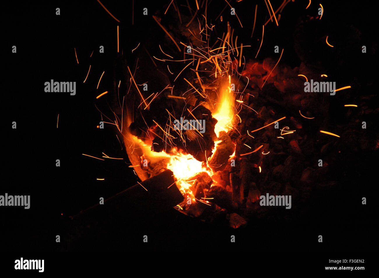 Bonfire burning pictures hi-res stock photography and images - Alamy