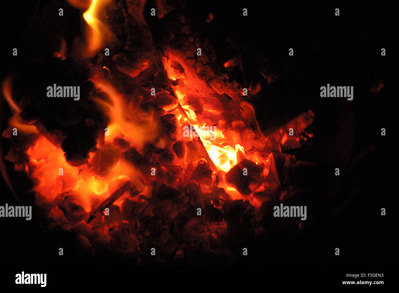 Bonfire burning pictures hi-res stock photography and images - Alamy