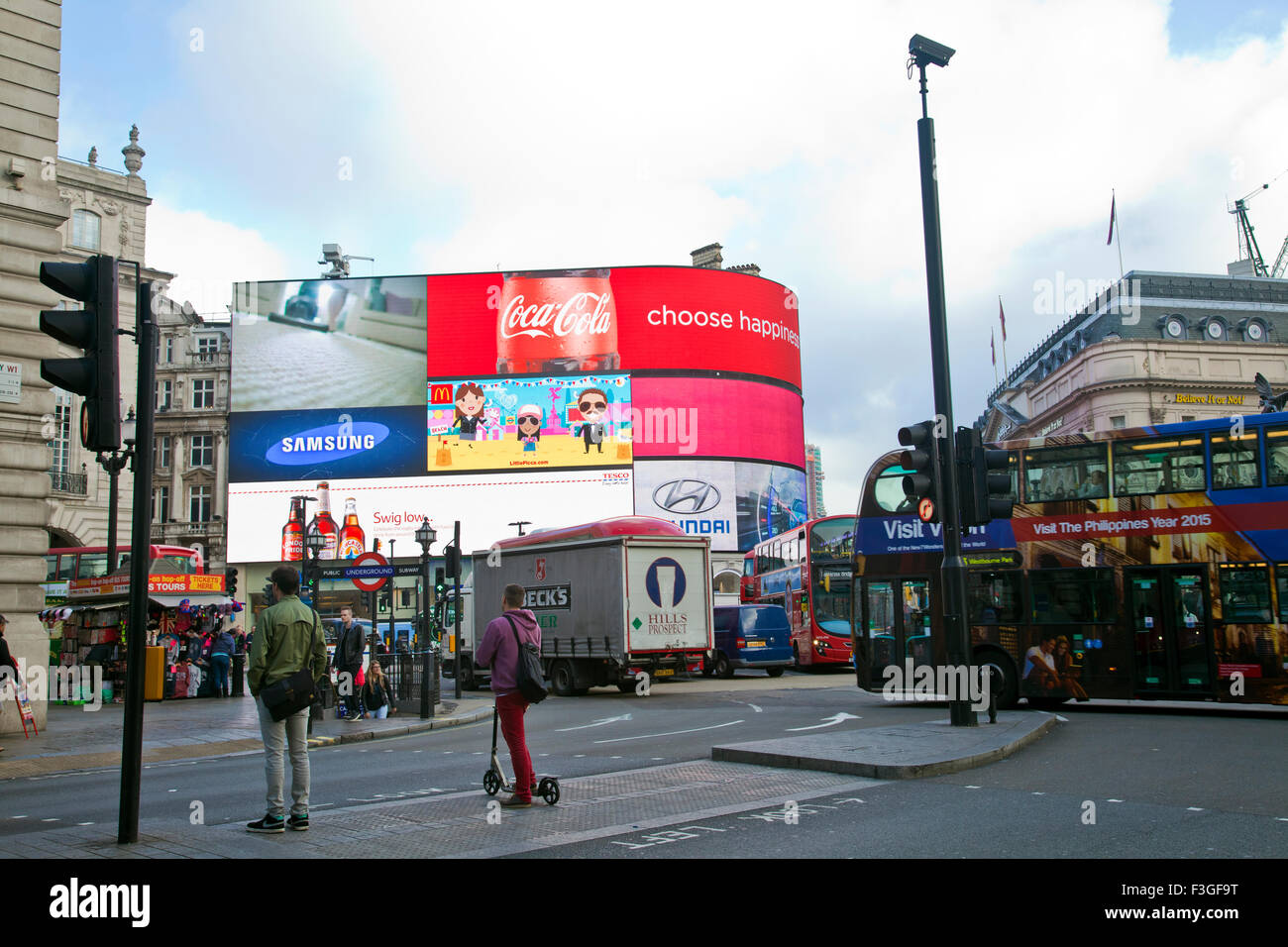 Piccadilly circus roundabout hi-res stock photography and images - Alamy