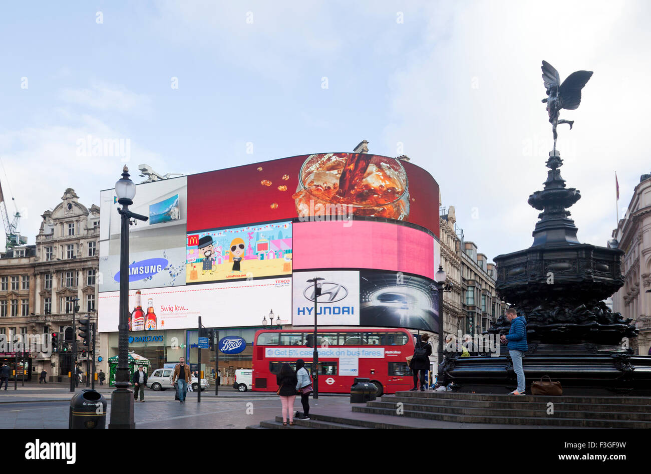 Piccadilly circus roundabout hi-res stock photography and images - Alamy
