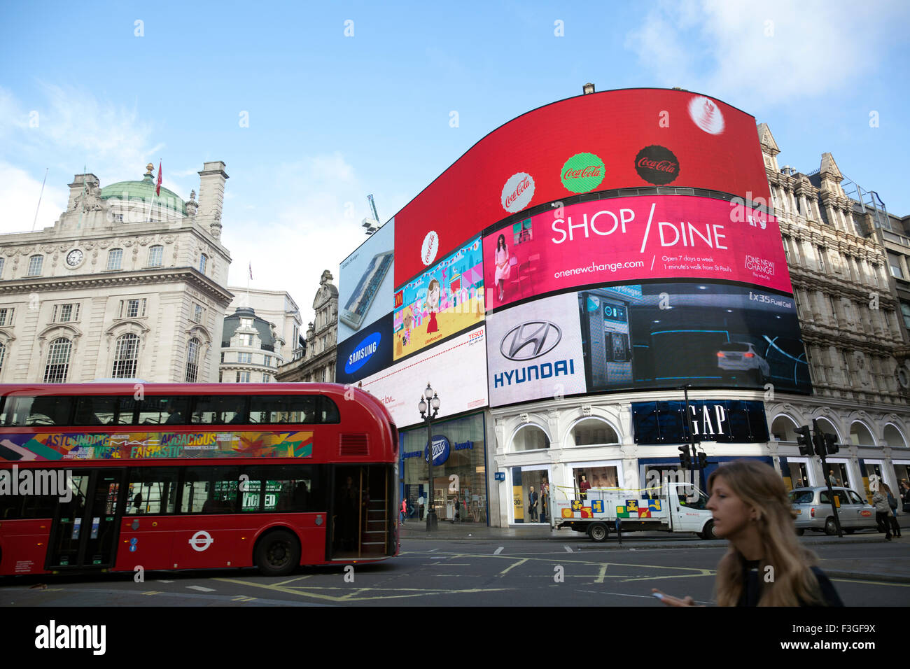 Piccadilly circus roundabout in london hi-res stock photography and ...